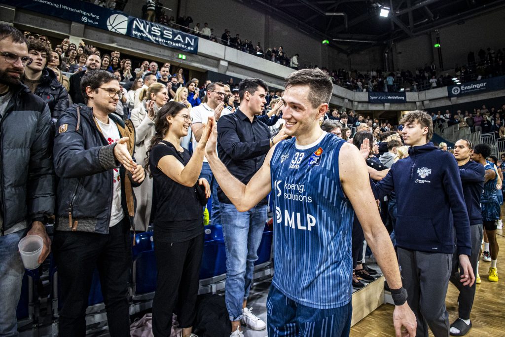 Ryan Mikesell (#33, MLP Academics Heidelberg) bei den Fans - MLP ...